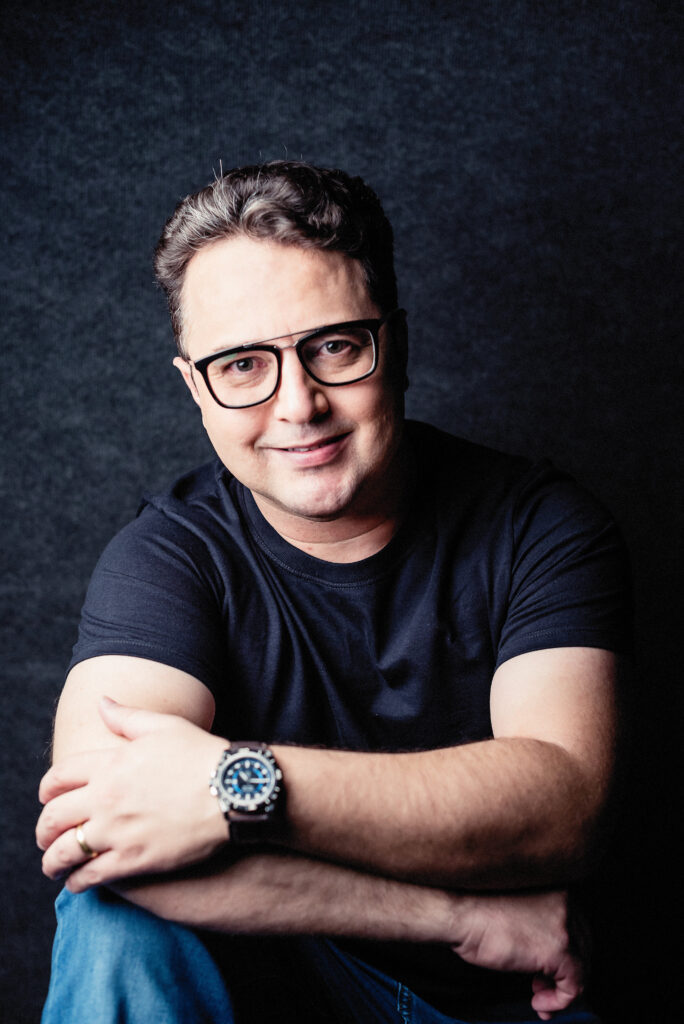 Moisés Cleyton lança álbum que celebra os seus 25 anos de carreira ...